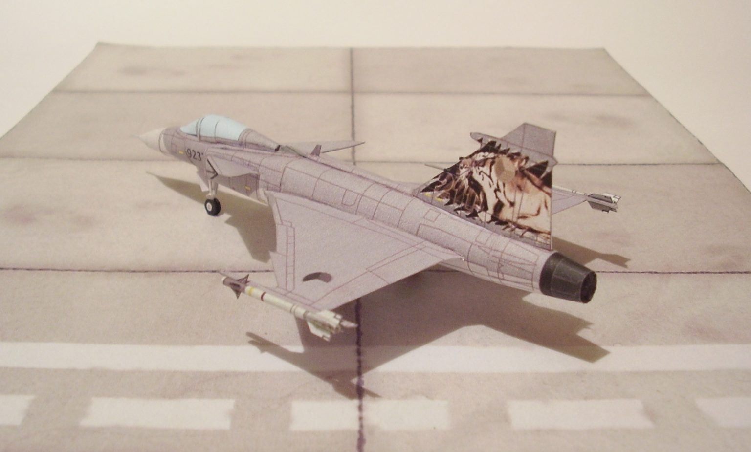 1/100 Czech Air Force JAS39 Gripen 9237 Paper Model - EcardModels