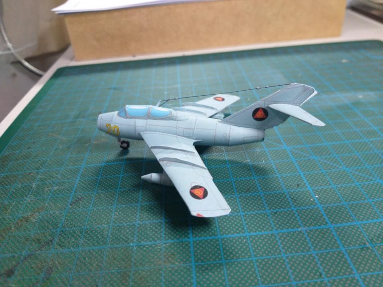 1/100 Mikoyan Gurevich Mig-15 UTI Paper Model - EcardModels