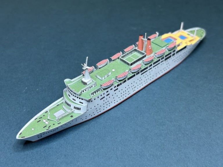 1/1250 German Passenger Ship HANSEATIC II, Paper Model - EcardModels