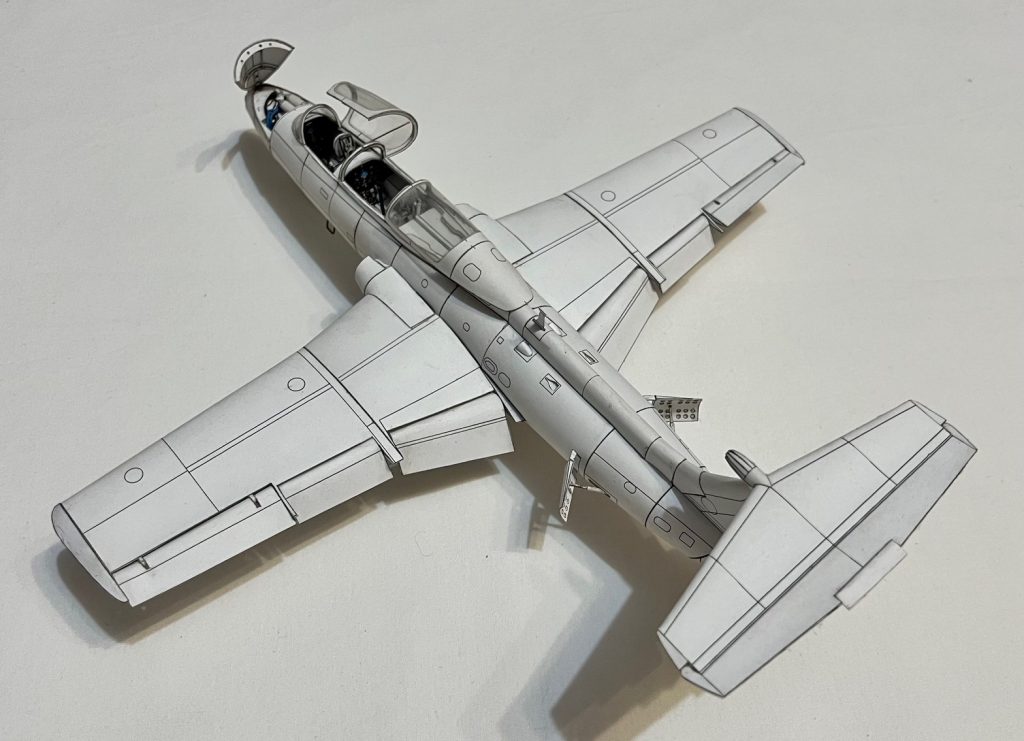1/33 AERO L-29 Delfin Czech Air Force Paper Model - EcardModels