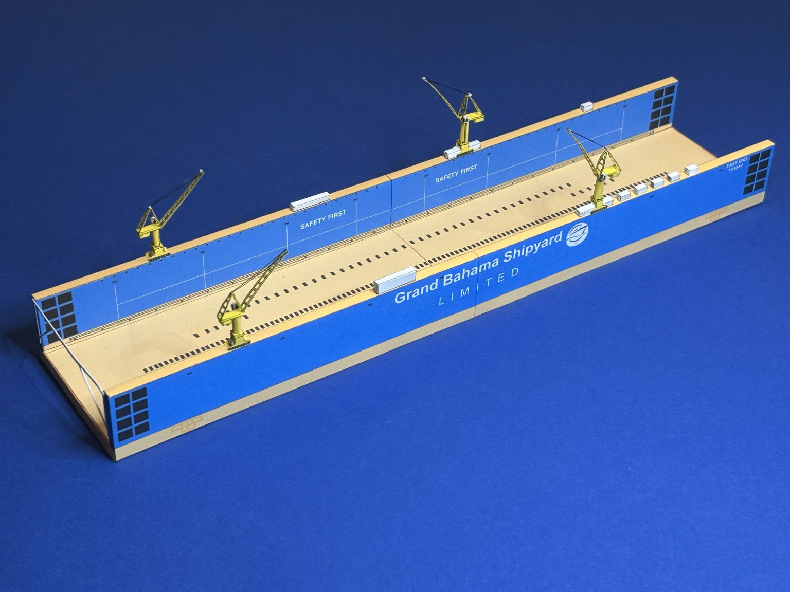 1/1250 357 m Floating dock EAST END in two variants, Paper Model ...