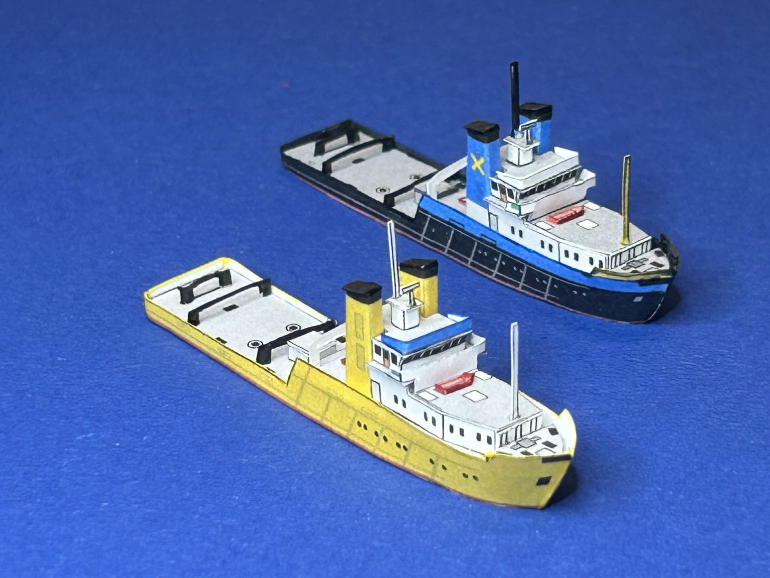 1/1250 Salvage tugs HAPPY HUNTER and SMIT HUNTER, Paper Model - EcardModels
