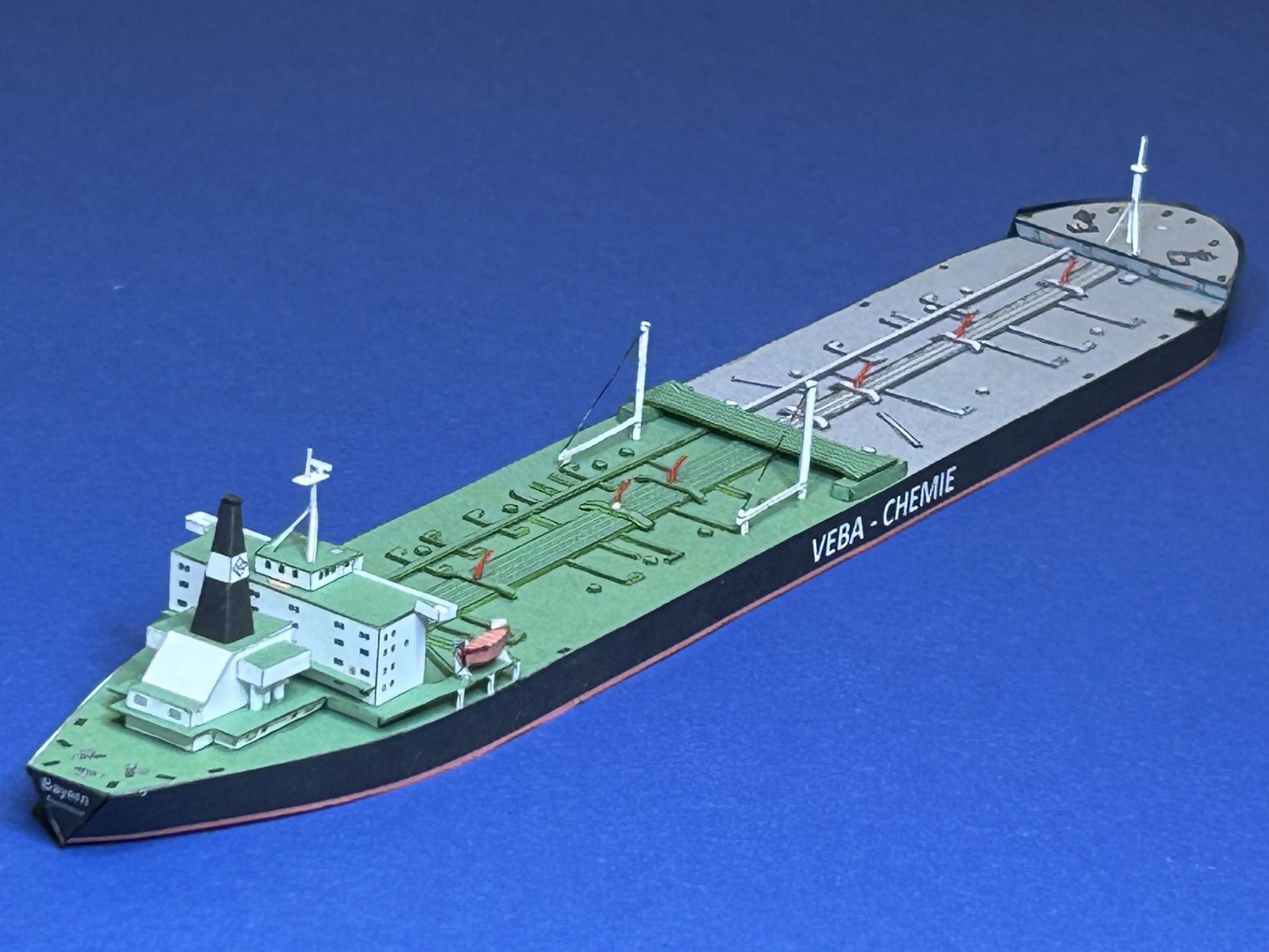 1/1250 Suezmax Tanker BAYERN, Paper Model - EcardModels