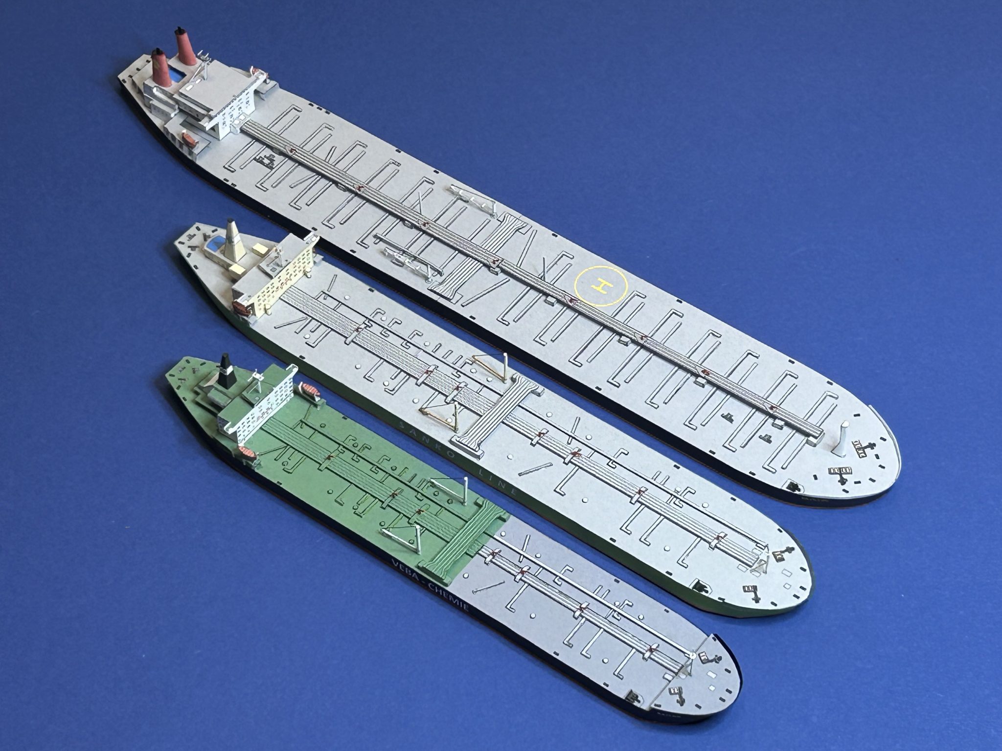 1/1250 Suezmax Tanker BAYERN, Paper Model - EcardModels